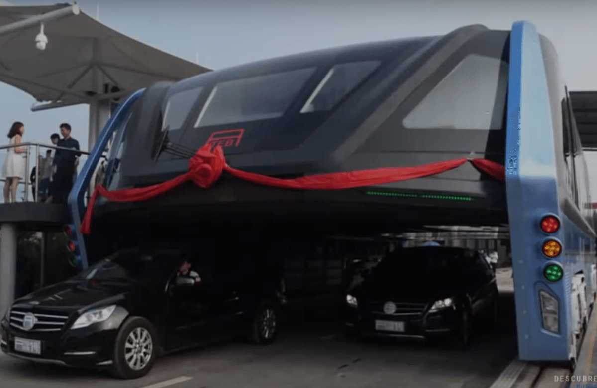 TEB-1 - Chinas elektronischer Tunnelbus, der über Autos fährt erstmals ...